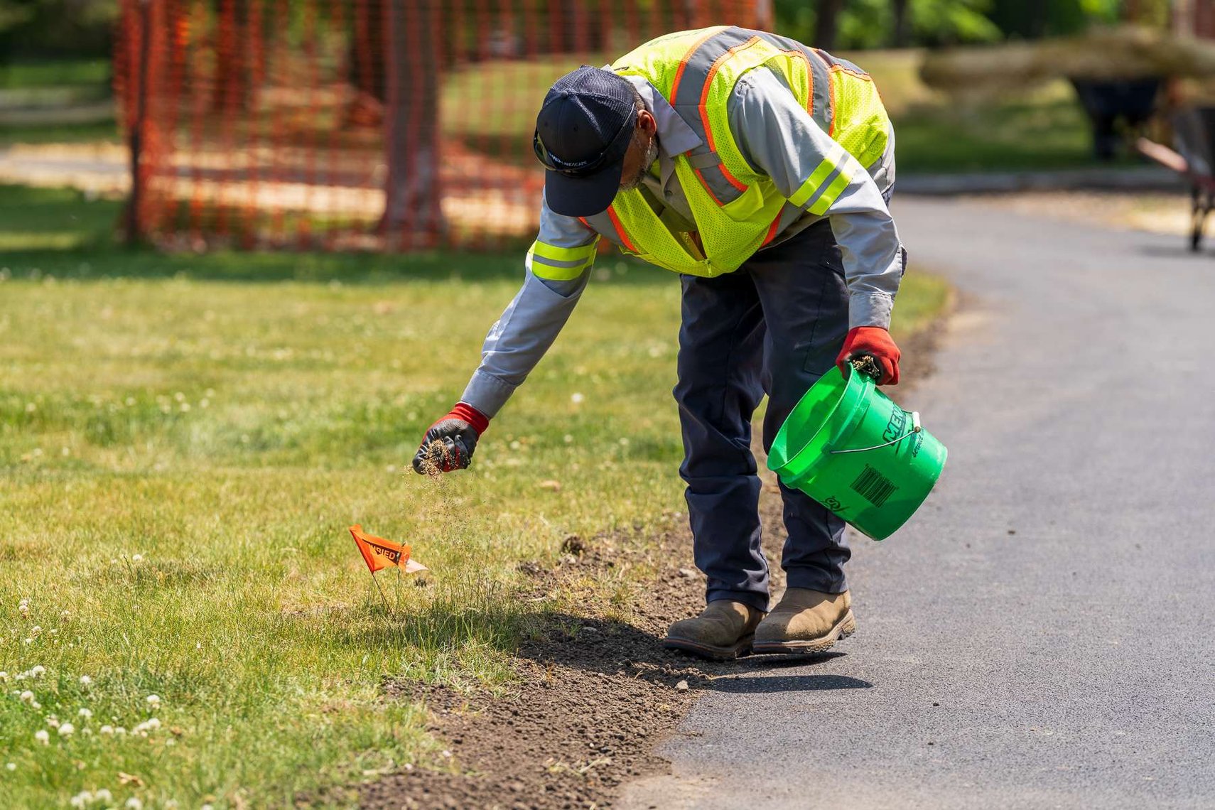 Your Weekly Commercial Landscape Maintenance Checklist for Greater Chicago