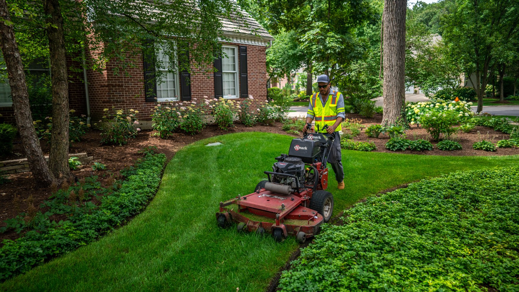 Your Weekly Commercial Landscape Maintenance Checklist for Greater Chicago